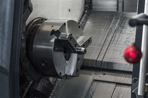 Cnc 금속 가공 선반 밀링 기계에 고정 된 강철 공작물 금속 현대 가공 기술을 절단 밀링은 가공품에서 재료를 제거하기 위해 회전 커터를 사용하여 가공하는 공정입니다 Cnc