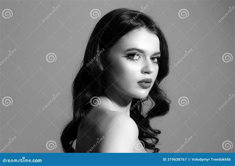 Retrato De Belleza De Modelo Femenino Hermoso Bella Joven Con Piel Limpia Y Perfecta Retrato
