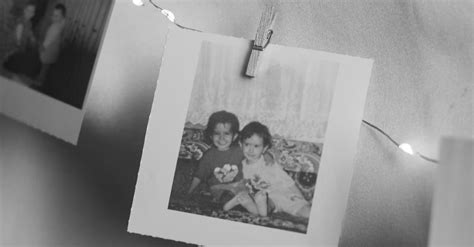 가족 가족 역사 감정적 이미지 개인적인 기억 고전적인 표정 구식 그리운 느낌 그림 남매 레트로 벽 장식 부드러운 조명 블랙 앤 화이트 빈티지 빈티지