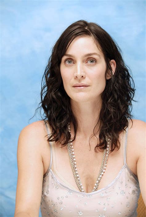 Download Elegant Portrait Carrie Anne Moss Wallpaper