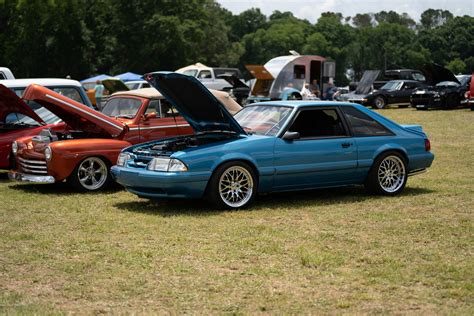 Led 조명 건물 건축 검은 차 공개 이벤트 교통 기술 기술 전시회 도시 경관 도시 배경 도시 풍경 도시 환경 도시의 불빛 디스플레이 디스플레이
