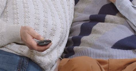 실내 Tv 시청 가정의 가족 시간 감정 거실 관계 남자 남편과 아내 노인 논쟁하다 놀다 니트 스웨터 단란함 따뜻한 레저 리모콘 말하는