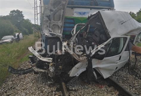 Касапница в Плевенско Влак размаза бус с пътници има жертви снимки