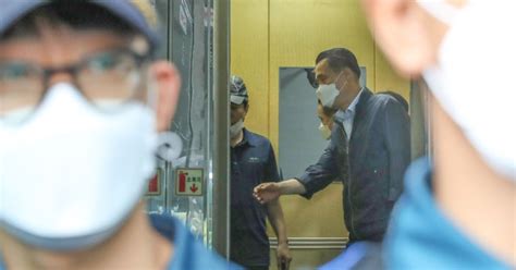 압수수색중인 자유북한운동연합 사무실 들어가는 박상학 대표