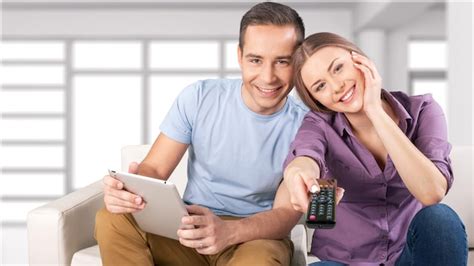 Pareja Joven Viendo La Tele En Casa Foto Premium