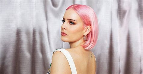 Downloaden Anne-marie Rosafarbenes Haar | Wallpapers.com