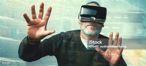 성숙한 사업가 입고 가상 현실 고글 Vr 현대 사무실에서 작업할 안경 360도 촬영에 대한 스톡 사진 및 기타 이미지 360도 촬영 3차원 형태 가상현실 Istock