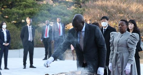 분향하는 윌리엄 루토 케냐 대통령