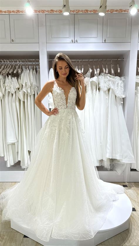 La Sposa салон весільних суконь Елегантна весільна сукня на тонких бретелях з довгим шлейфом 🤍