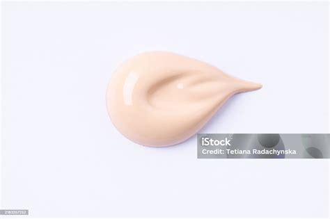 흰색 배경에 파운데이션 크림 또는 컨실러를 바르는 것 매크로 화장품 액체 파운데이션 또는 베이지 크림 얼룩 번짐 스트로크의 질감 크림색에 대한 스톡 사진 및 기타 이미지