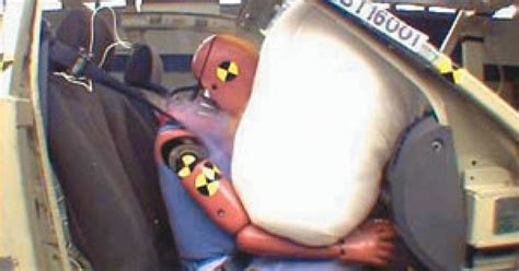 車 에어백 안전벨트 없이는 흉기