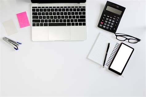 화이트 사무실 책상입니다 테이블 빈 노트북 태블릿 계산기 컴퓨터 및 기타 사무 용품 복사 공간 최고 볼 수 있습니다 0명에 대한 스톡 사진 및 기타 이미지 Istock