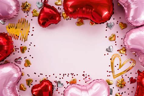 빨간색 분홍색 및 금색 하트가 있는 텍스트 프레임은 분홍색 발렌타인 데이 배경에 풍선 상위 뷰입니다 복사 공간 심장에 대한 스톡 사진 및 기타 이미지 Istock