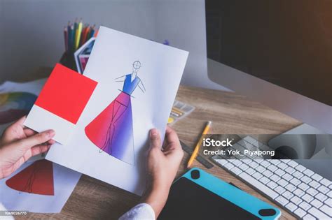 디자이너 여자 직장에서 컬러 가이드 카드 그리기 새로운 프로젝트 패션 스케치의 색깔을 확인 하기 위한 작업 크리에이 티브 디자인 개념입니다 개념에 대한 스톡 사진 및 기타