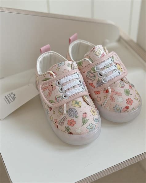 원석이서ㅣ감성육아∙아기방꾸미기 제품제공 𝑒𝓈𝑒𝑜⁺⁹⁴⁷ 이서의 귀염뽀짝 운동화 베이비솔 꿈꾸는 ʟᴇᴅ 운동화ᦂ ⠀ 꽃∙리본∙오리 등등 아이들의 꿈 속에 있는듯한 귀여운