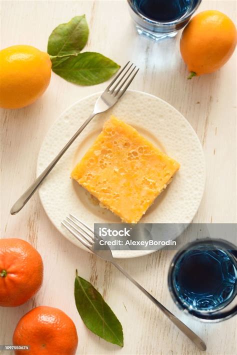 건강 한 음료 그리고 과자입니다 흰색 바탕에 신선한 과일은 레몬 파이 및 태국 블루 나비 완두콩 꽃 차 제공 0명에 대한 스톡 사진 및 기타 이미지 Istock