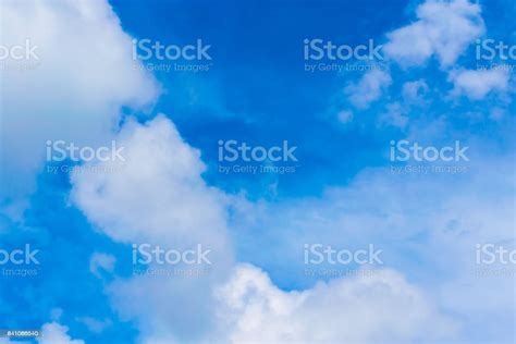 작은 구름과 푸른 하늘 배경입니다 푸른 하늘에 하얀 솜 털 구름 0명에 대한 스톡 사진 및 기타 이미지 0명 경관 계절