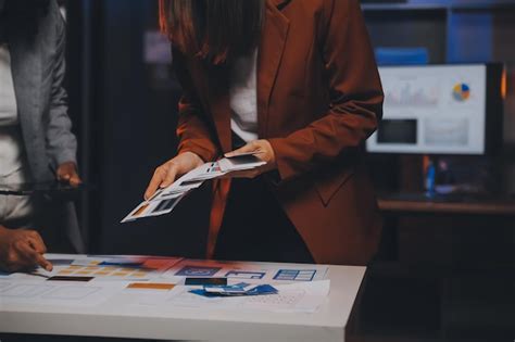 Equipe De Ui Ux Web Designer Estão Trabalhando Juntos Para Desenvolver