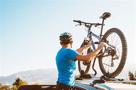 산악 자전거 타는 사람이 자동차 지붕에서 그의 자전거를 타고 두발자전거에 대한 스톡 사진 및 기타 이미지 두발자전거 자전거 타기 차 Istock