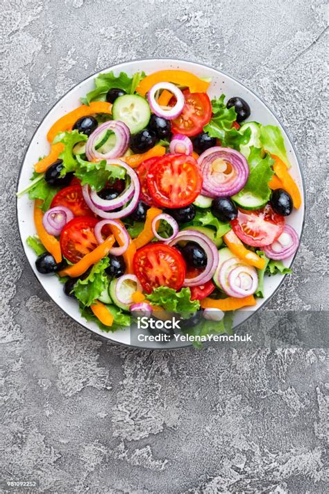 그리스 샐러드입니다 토마토 양파 오이 후추 올리브 양상추와 페타 치즈와 신선한 야채 샐러드 접시에 그리스 샐러드 건강한 생활방식에 대한 스톡 사진 및 기타 이미지 Istock