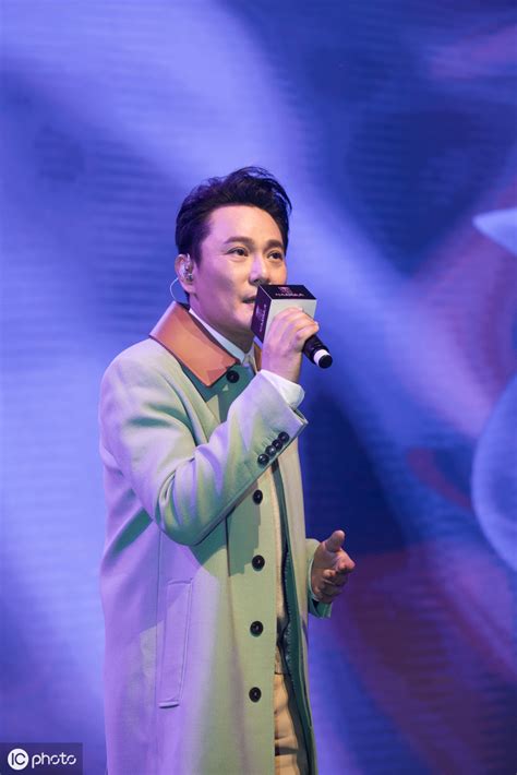 情歌王子张信哲，年过50依旧帅气，年轻时是多少女孩的白马王子啊 搜狐大视野 搜狐新闻
