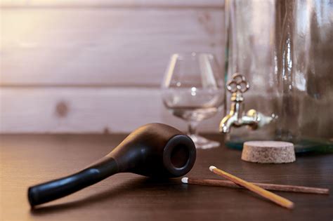 흡연 파이프 담배 성냥 및 브랜디가있는 집안의 나무 테이블 0명에 대한 스톡 사진 및 기타 이미지 0명 갈색 건강에 좋지 않은 음식 Istock