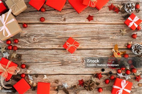 크리스마스 배경 디자인 컨셉 크리스마스 선물 상자 별 순록 및 색종이 나무 테이블에 격리 된 복사 공간이 있는 휴일 장식 장식 구성의 위 평면도 크리스마스에 대한 스톡 사진