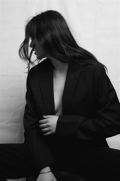 침대에 앉아 양복을 입은 여자 사진 Unsplash의 무료 유행 이미지