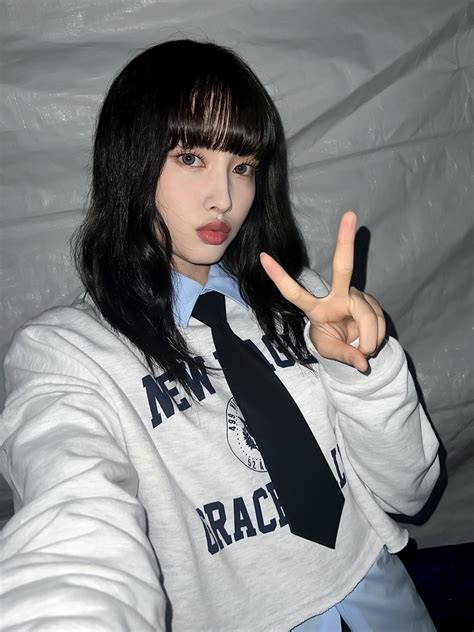 Stayc 스테이씨 On Twitter [ 윤] 스윗~ 기다리고 있었죠 행사날 찍은 셀카 가져왔어요옹🎁 🐯 Stayc 스테이씨 Yoon T