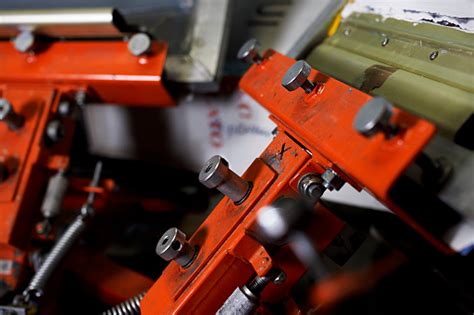 인쇄 심사 장치의 선택적 초점 사진 세리그래피 제작 디자인 스튜디오에서 실크스크린 방법으로 티셔츠에 이미지 인쇄 T 셔츠에 대한