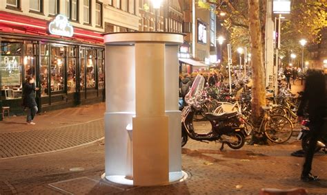 عجیب ترین منظره در خیابان های هلند ؛ توالتی که از زیر زمین بیرون می آید