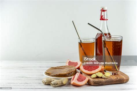 콤부차 슈퍼푸드 프로 바이오틱 티 곰팡이 음료 와 자몽 생강 흰색 배경에 0명에 대한 스톡 사진 및 기타 이미지 0명 Kombucha 감귤류 과일 Istock