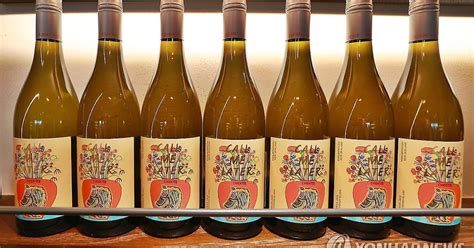 하정우 그림이 그려진 와인