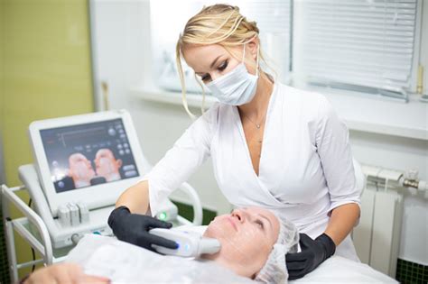 미용실에 있는 한 여성이 Smas 리프팅 절차를 받습니다 비 수술 초음파 안면 리프트 젊어짐 보습 주름 제거 피부 톤 및 탄력 집어들기에 대한 스톡 사진 및 기타 이미지