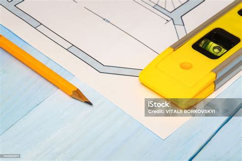 건설 도면에 누워 그리기위한 집 다이어그램 및 액세서리와 프로젝트 엔지니어 작업을위한 파란색 작업장 테이블 0명에 대한 스톡