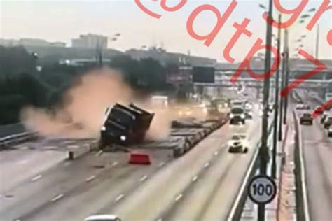 Видео самосвал на МКАД едва не опрокинулся напоровшись на бетонные блоки Газета Ru Новости