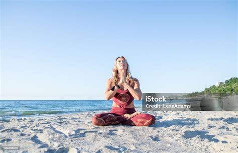 해변에서 일출에 요가 명상을하고 아름다운 몸을 가진 백인 건강한 여자 요가 포즈 폐경기에 대한 스톡 사진 및 기타 이미지 폐경기 생활 방식 요가 Istock
