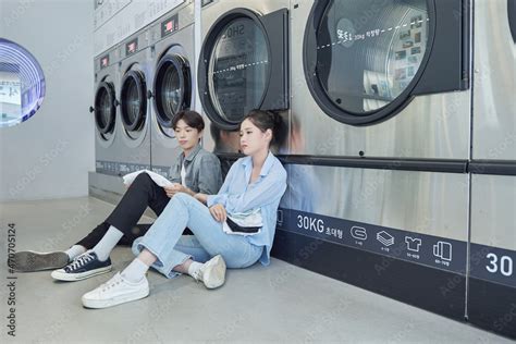 셀프 세탁실에서 건조기에 기대어 바닥에 빨래를 들고 앉아 있는 커플 또는 신혼부부의 다양한 모습 아시아 한국 남녀 모델 фотография Stock Adobe Stock