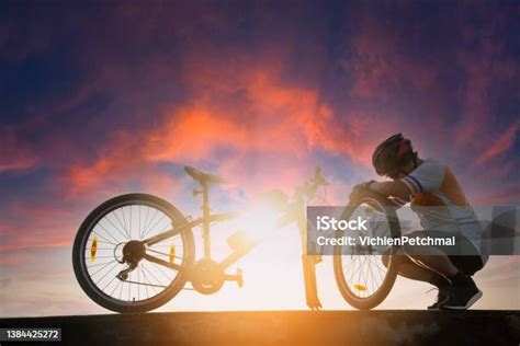 오후에 푸른 하늘의 배경에 자전거를 수리 하는 남자 자전거 수리 필요 2022년에 대한 스톡 사진 및 기타 이미지 2022년 건강한 생활방식 교통 이벤트 Istock