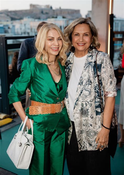 Έλλη Στάη Η Chic εμφάνιση της με Emerald κουστούμι