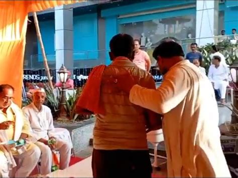 When A Drunkard Reached In Front Of Bjp State President Sanjay Jaiswal Took A Jibe At Cm Nitish