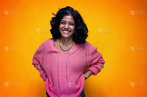 漂亮的印度女孩摆姿势