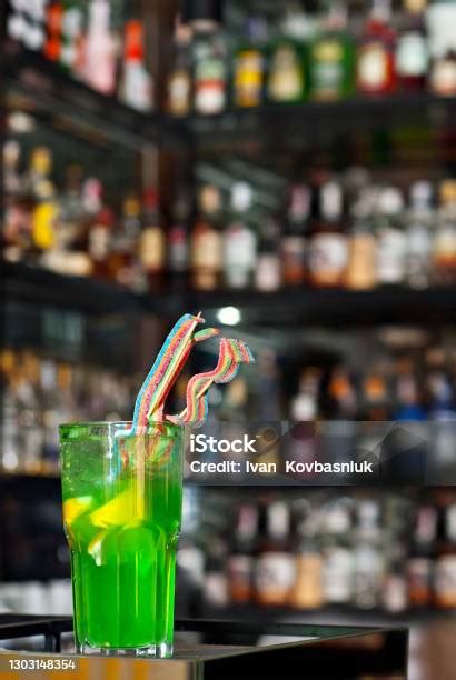 바에서 녹색 칵테일 알코올 병이 있는 선반은 배경에 흐릿해졌습니다 레몬과 과일 칵테일에 선명도 0명에 대한 스톡 사진 및 기타 이미지 Istock