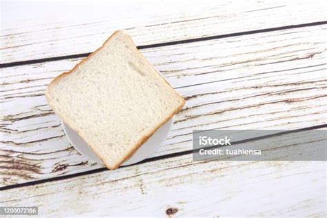 빵 조각 위에 오래 된 소박한 나무 배경 상단 보기 복사 공간 수평 구성 0명에 대한 스톡 사진 및 기타 이미지 0명 계절 굽기 Istock