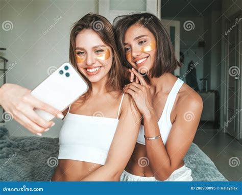 Portrait De Deux Jeunes Et Belles Femmes Image Stock Image Du Lingerie Amis