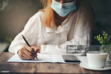 플래너는 스케줄 캘린더 및 미리 알림 의제를 계획하고 작성하여 집에서 일합니다 손 오브 우먼은 매일 예약할 수 있는 마스크를 착용하고 사무실 책상에서 일기로 휴가 여행을