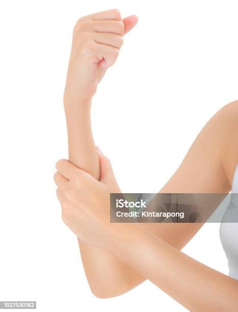 여자는 손을 잡고 아름 다운 건강 한 팔 하 고 흰색 배경에 고립 된 고통 지역에 그녀의 팔 뚝을 마사지 가냘픈에 대한 스톡 사진 및 기타 이미지 Istock