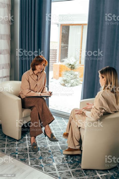 심리 치료 세션 스튜디오에서 자신의 심리학자와 이야기 하는 여자 2명에 대한 스톡 사진 및 기타 이미지 2명 개성 개념 걱정하는 Istock