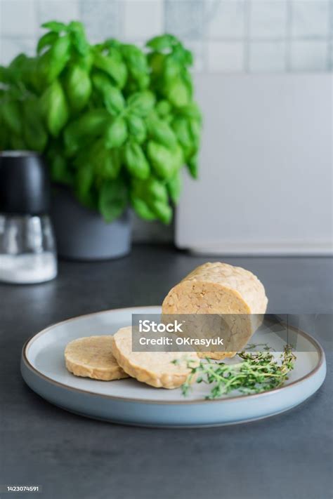 생 템페 또는 템피 부엌 테이블에 발효 콩 씨앗으로 만든 템페 슬라이스 접시에 콩 단백질 식물성 고기 건강한 식습관 비건 채식을