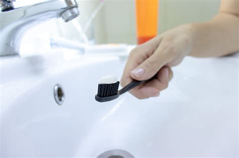 욕실에 그것에 적용 하는 치약과 칫 솔을 들고 여자 핸드 여성 손 양치질에 대 한 준비의 클로즈업 가정 생활에 대한 스톡 사진 및 기타 이미지 Istock